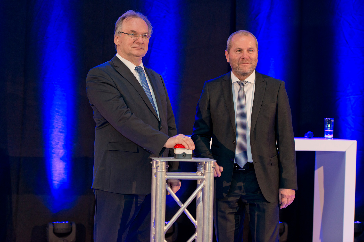 Prime Minister Haseloff starts up the new KBA Commander CL | Koenig ...